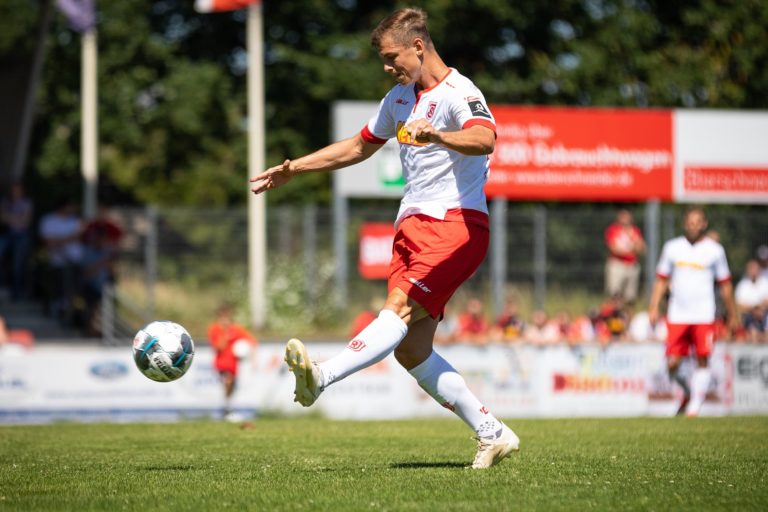 Kevin Hoffmann von SSV Jahn Regensburg wird zum Regionalligist VfR ...